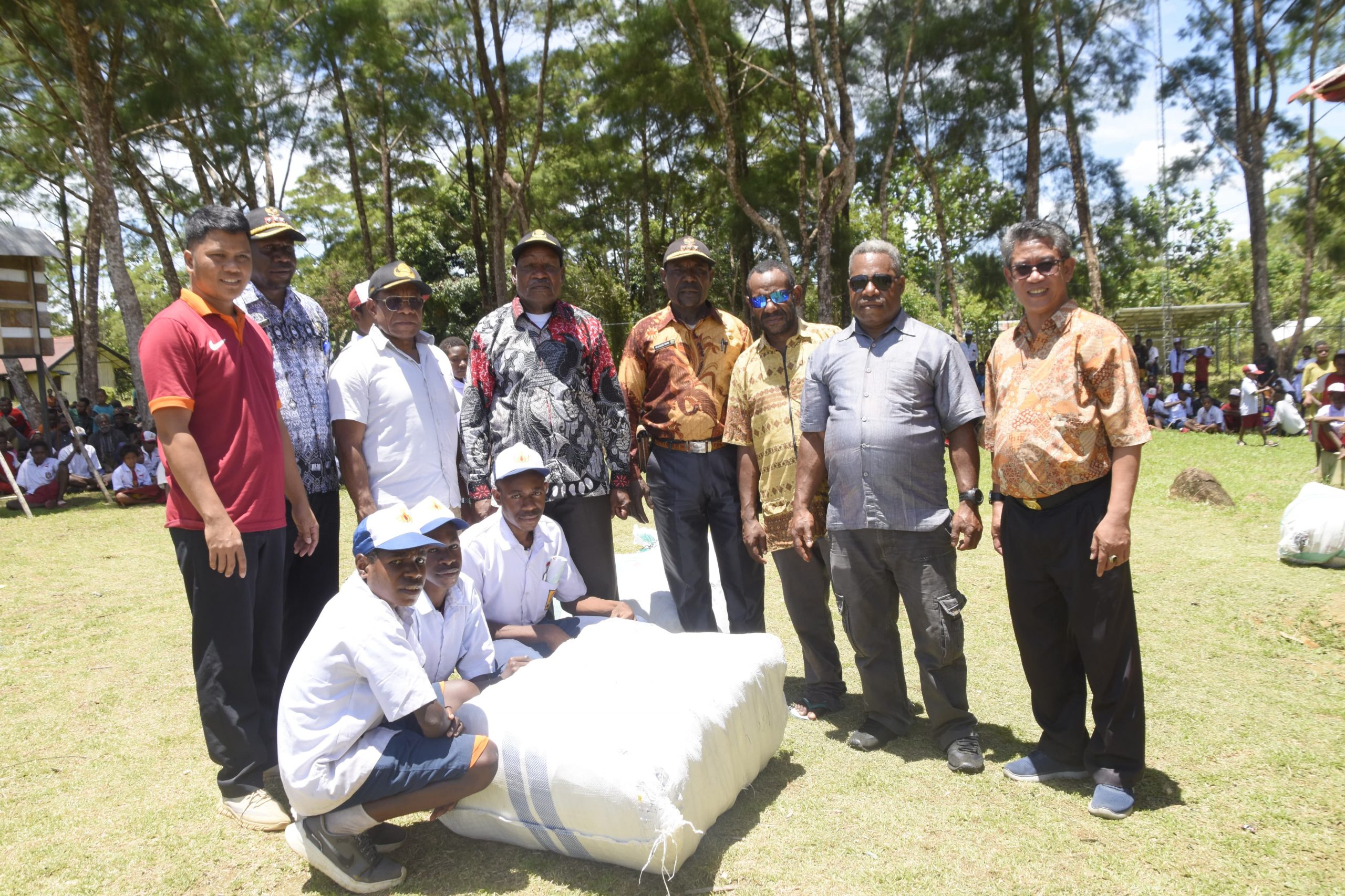 Pj. SEKDA PUNCAK JAYA BERIKAN BANTUAN KEPADA SEKOLAH DI DISTRIK FAWI ...