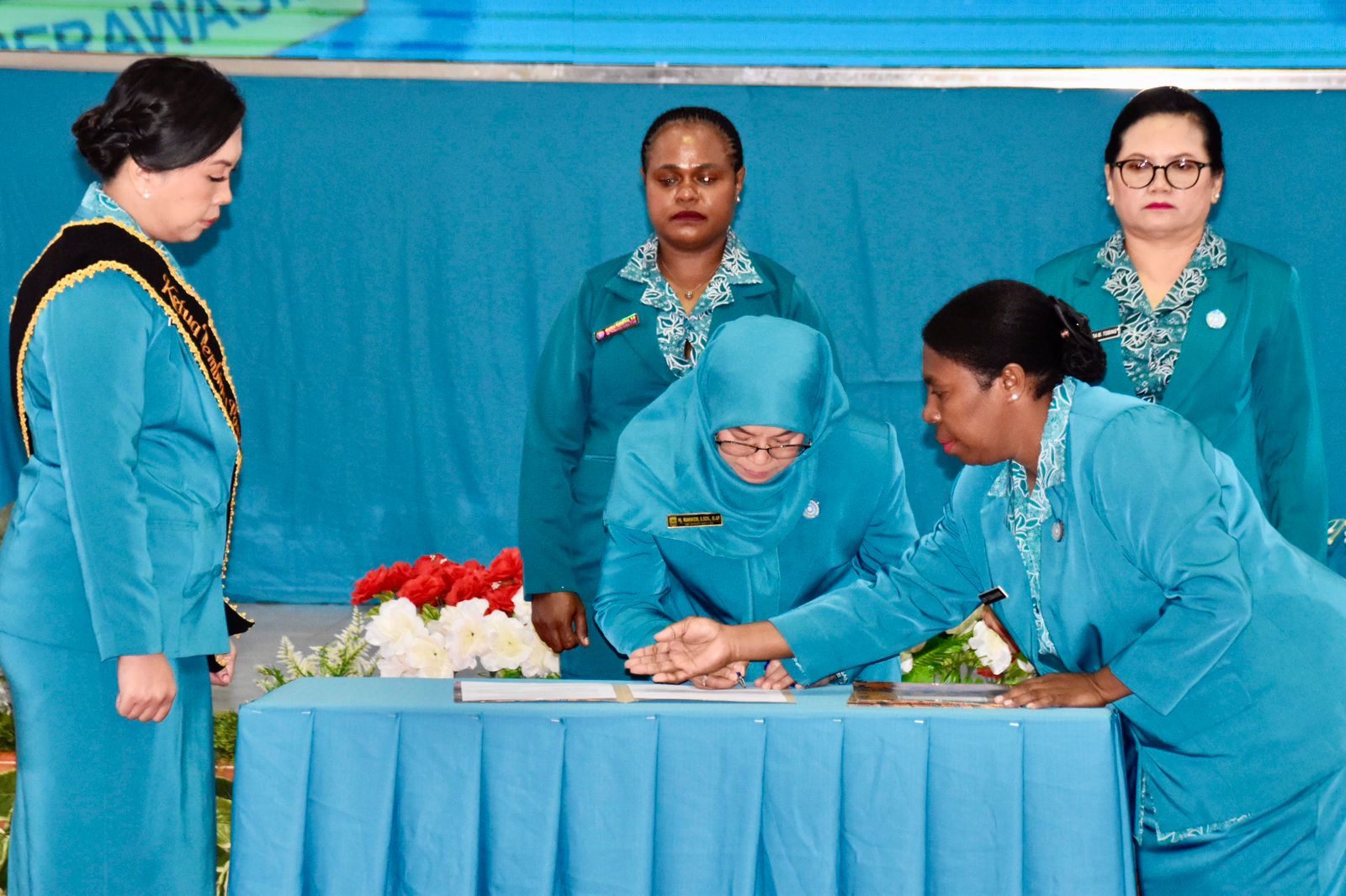 HADIRI RAKORDA TP-PKK SE-PROVINSI PAPUA TENGAH, PJ KETUA TP-PKK PUNCAK ... HADIRI RAKORDA TP-PKK SE-PROVINSI PAPUA TENGAH, PJ KETUA TP-PKK PUNCAK ...